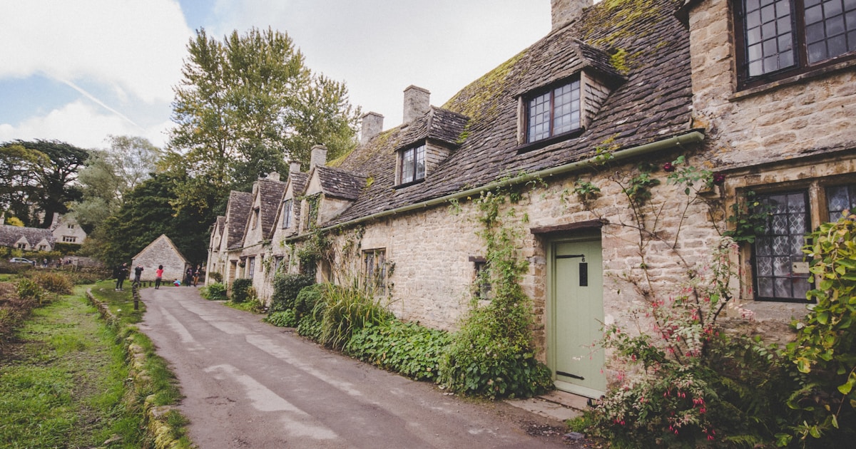 Romantic Cottages for Two with Hot Tubs and Treehouse Charm